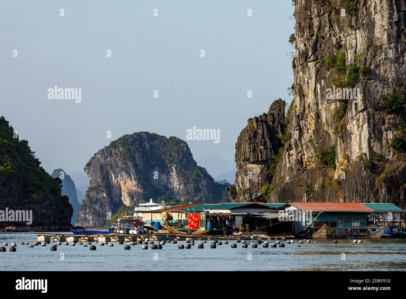 Boat village lan ha bay vietnam hi-res stock photography and images - Alamy