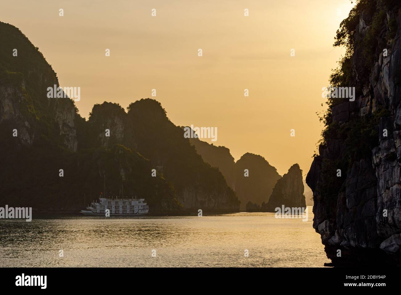 Sun ha long hi-res stock photography and images - Alamy