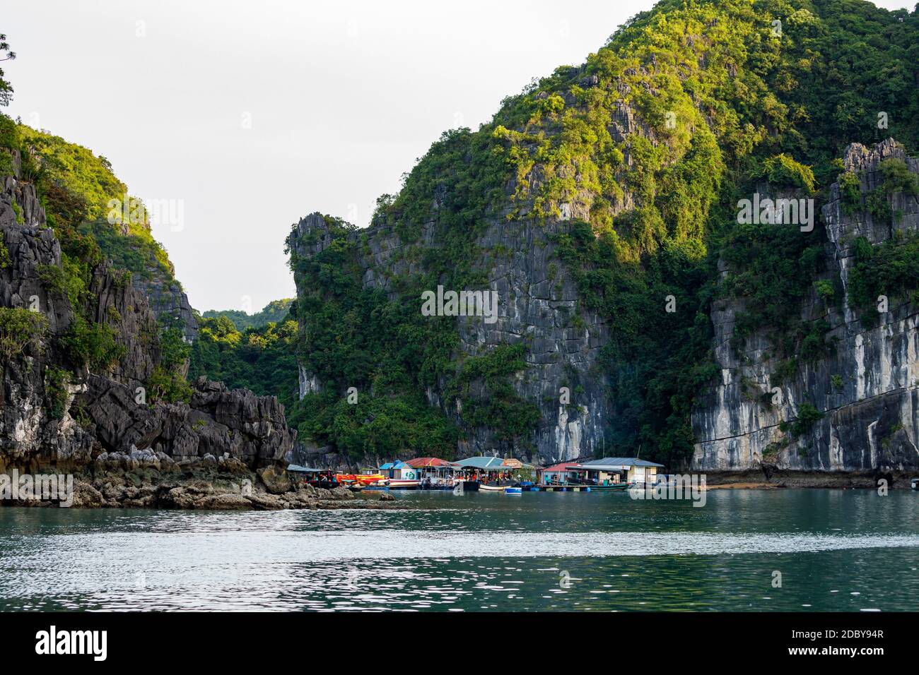 Boat village lan ha bay vietnam hi-res stock photography and images - Alamy