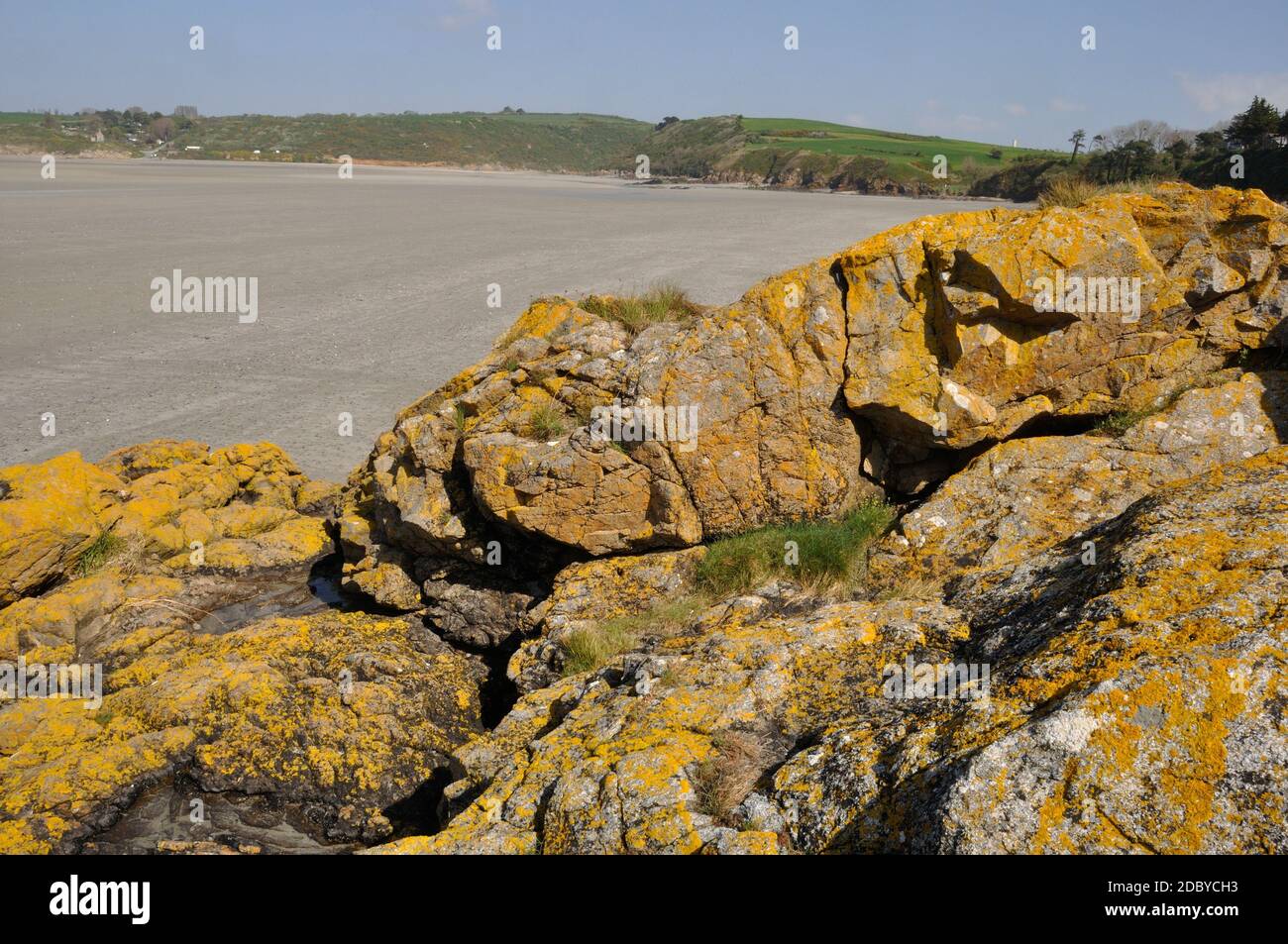 Granite coast at Hillion, Brittany Stock Photo - Alamy