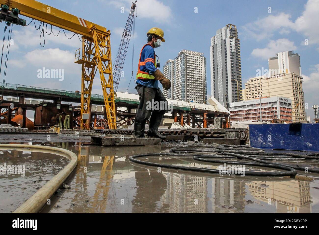 Manila, Philippines. 18th Nov, 2020. A worker works at the construction ...