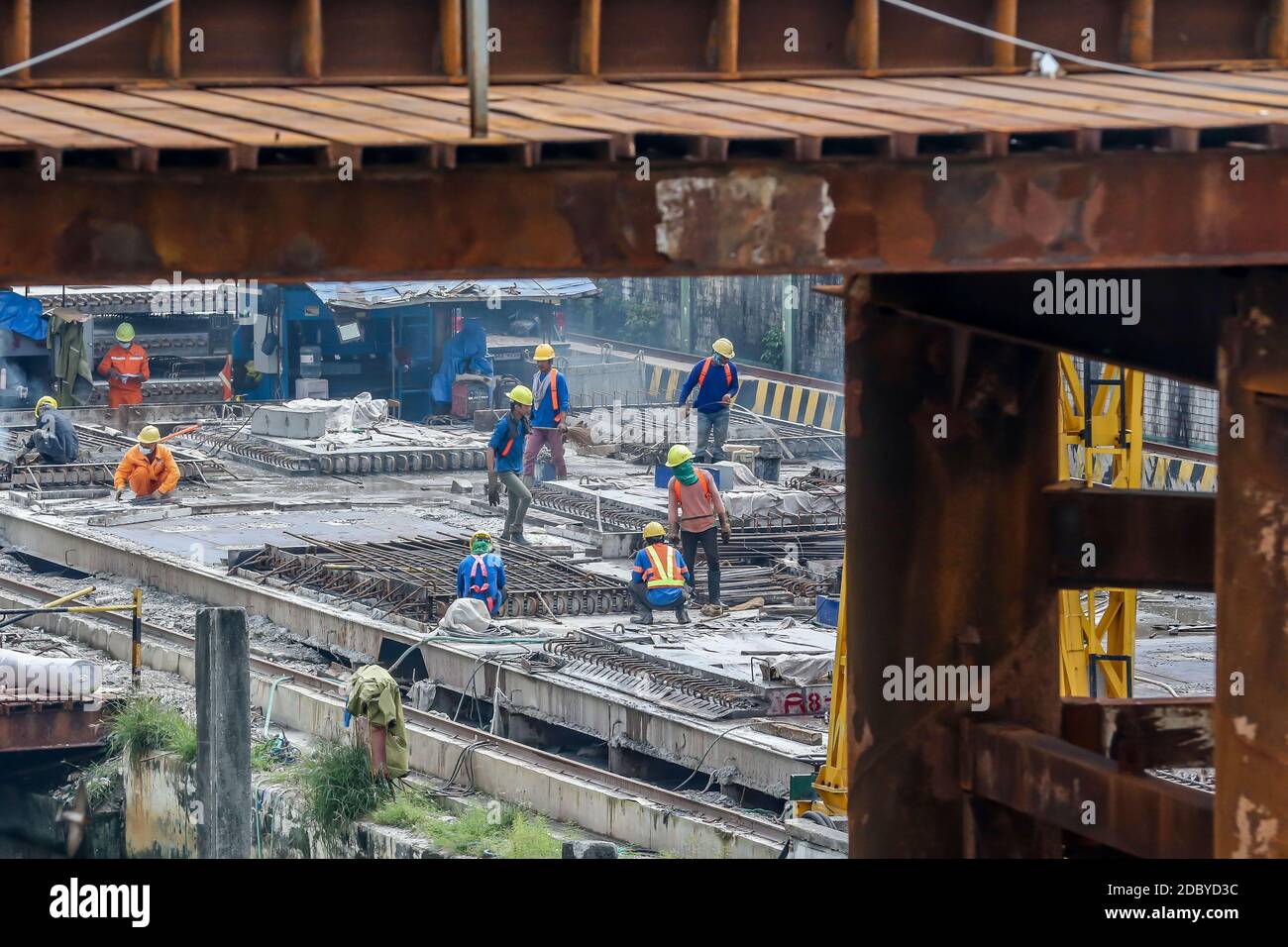 Manila, Philippines. 18th Nov, 2020. Workers work at the construction ...