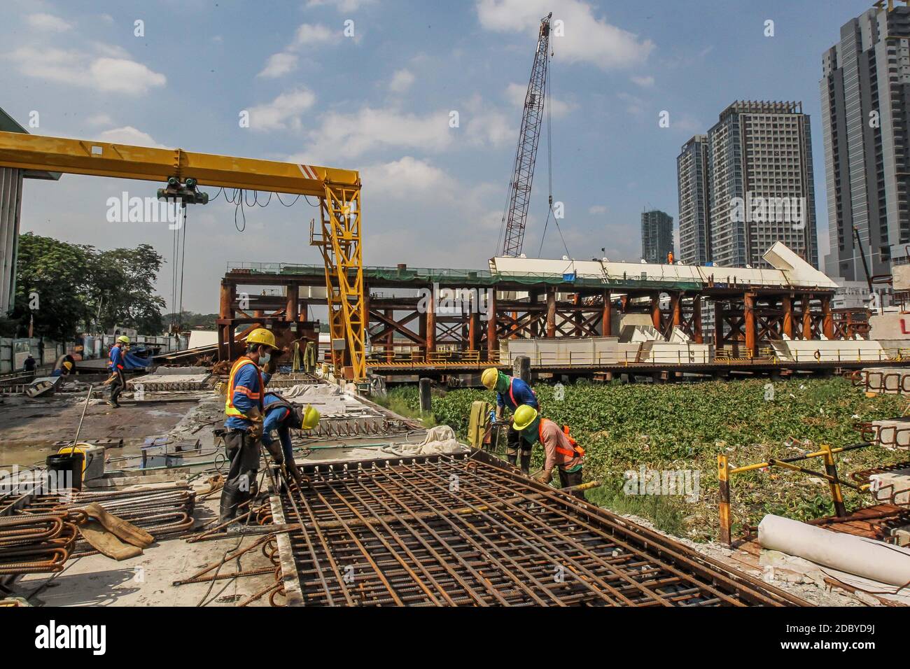 Manila, Philippines. 18th Nov, 2020. Workers work at the construction site of the China-funded ...