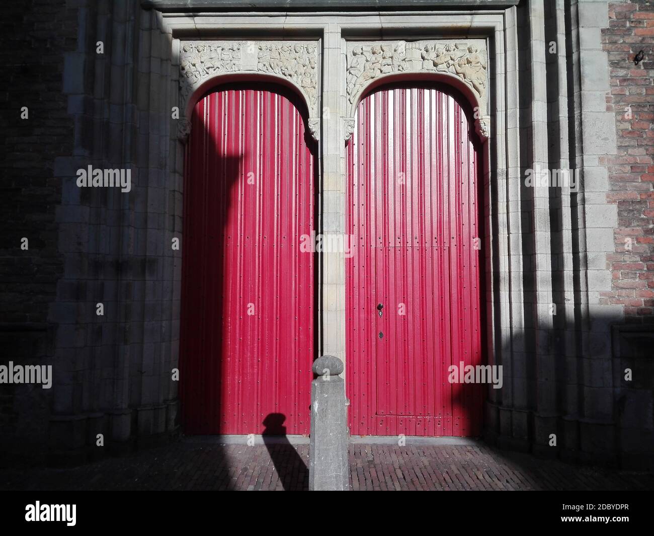 Red doors hi-res stock photography and images - Alamy