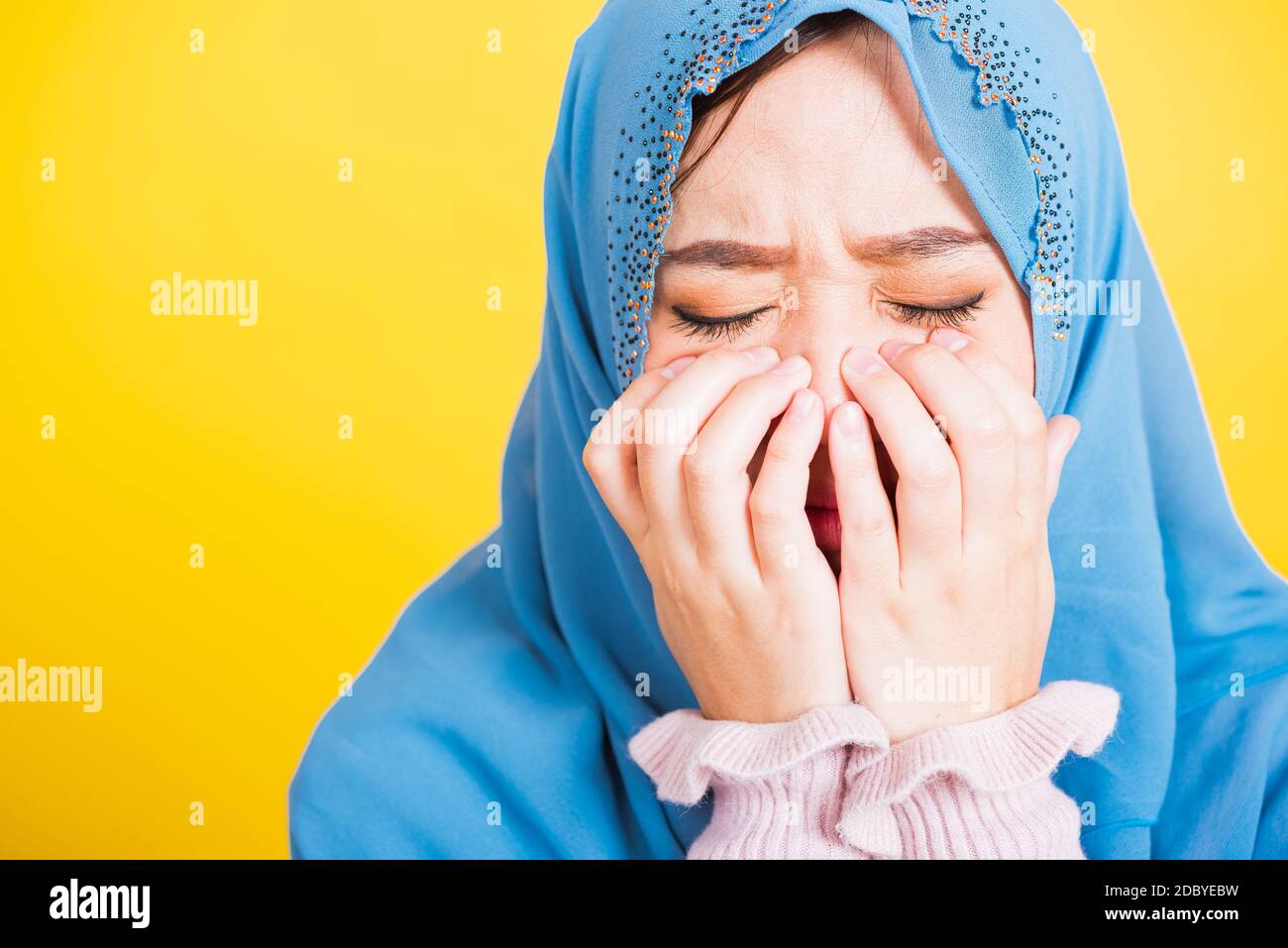Muslim woman hijab crying hi-res stock photography and images - Alamy