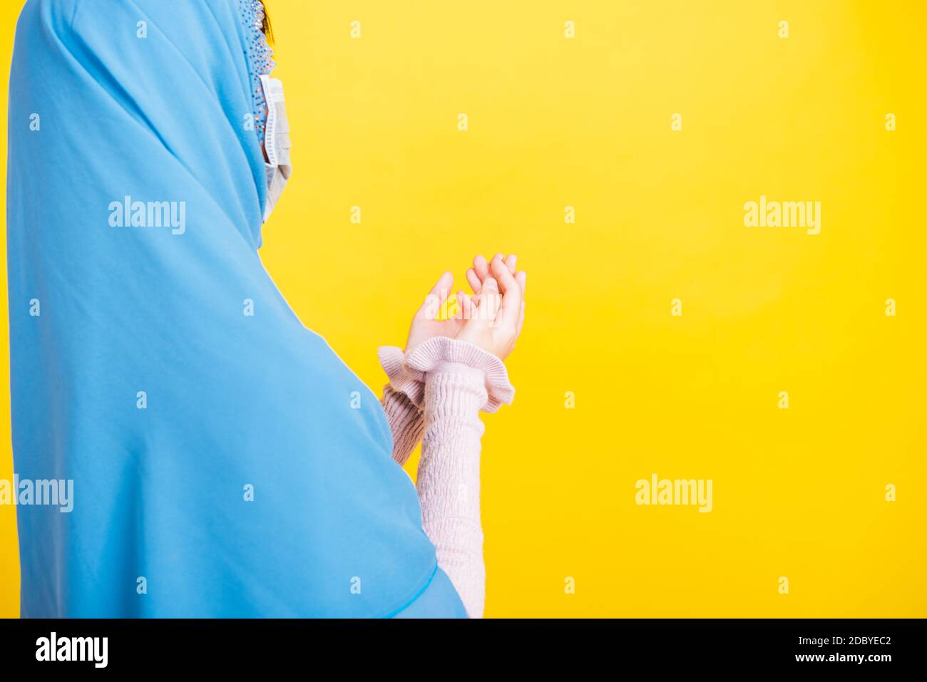 Arabic henna hands hi-res stock photography and images - Alamy