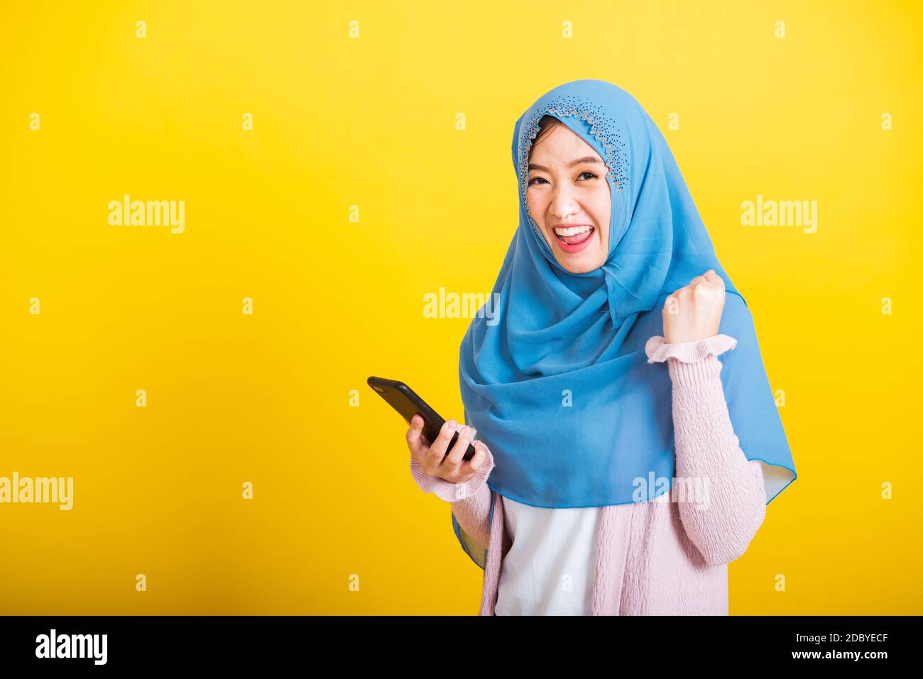 Asian Muslim Arab, Portrait of happy beautiful young woman Islam ...