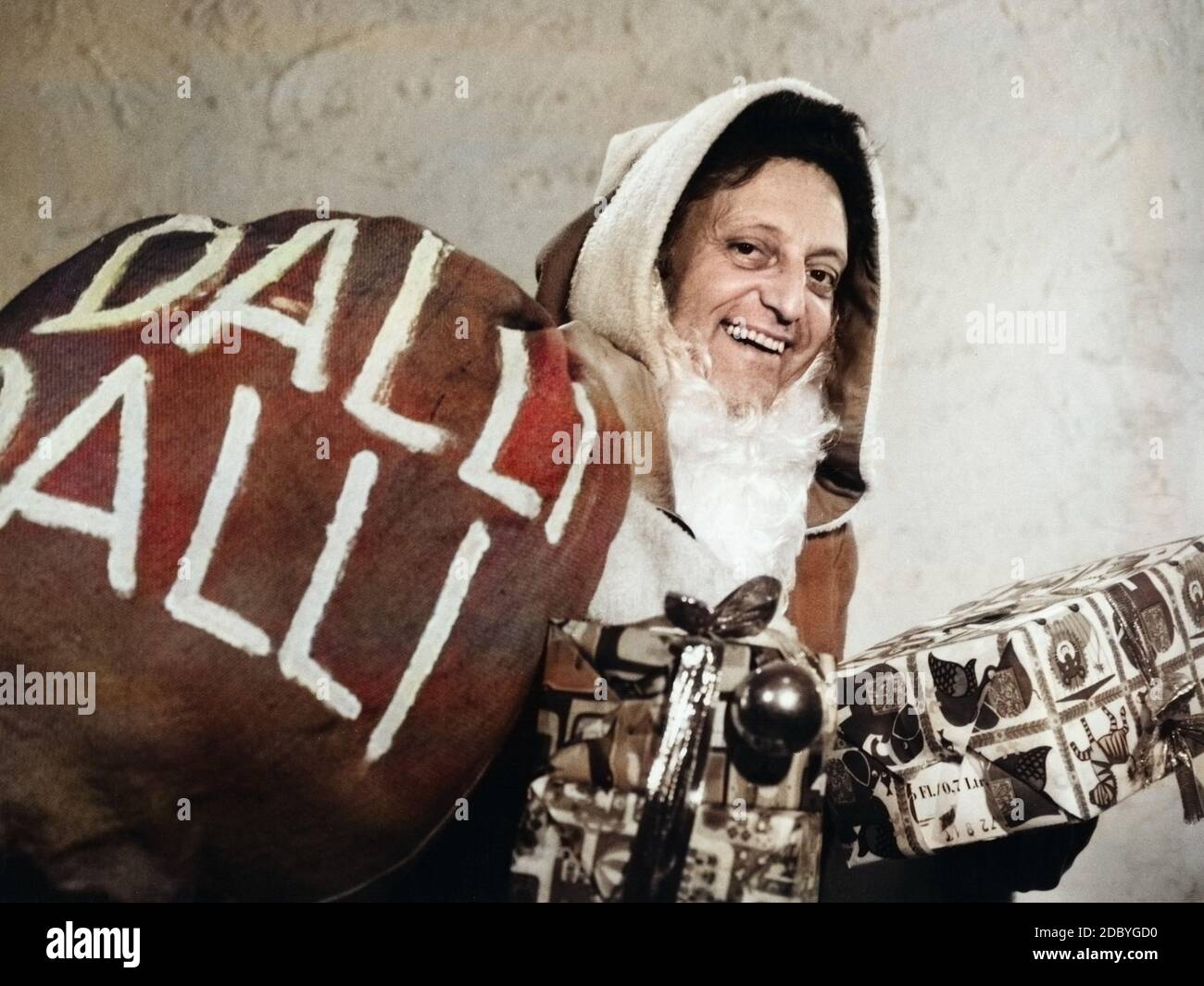 Hans Rosenthal, deutscher Entertainer und Moderator, als Weihnachtsmann ...