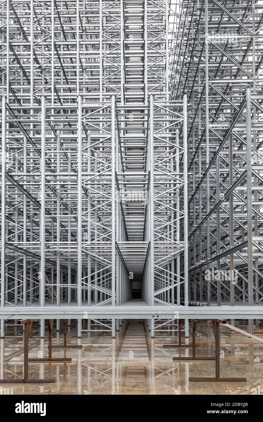 Steel structure of a high rack warehouse Stock Photo - Alamy