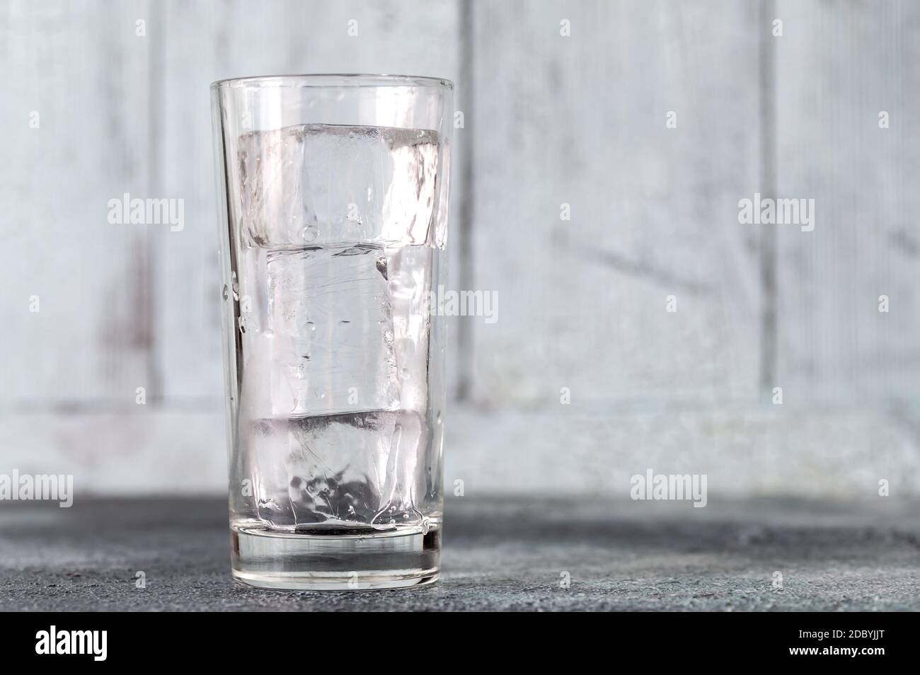 Real ice cubes hi-res stock photography and images - Alamy