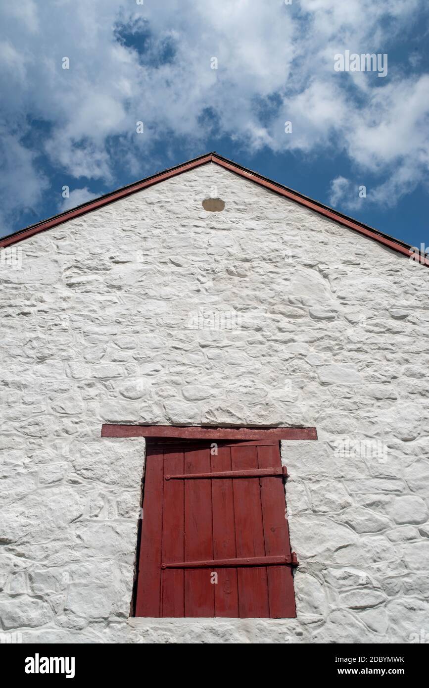 Stone barn colonial america hi-res stock photography and images - Alamy