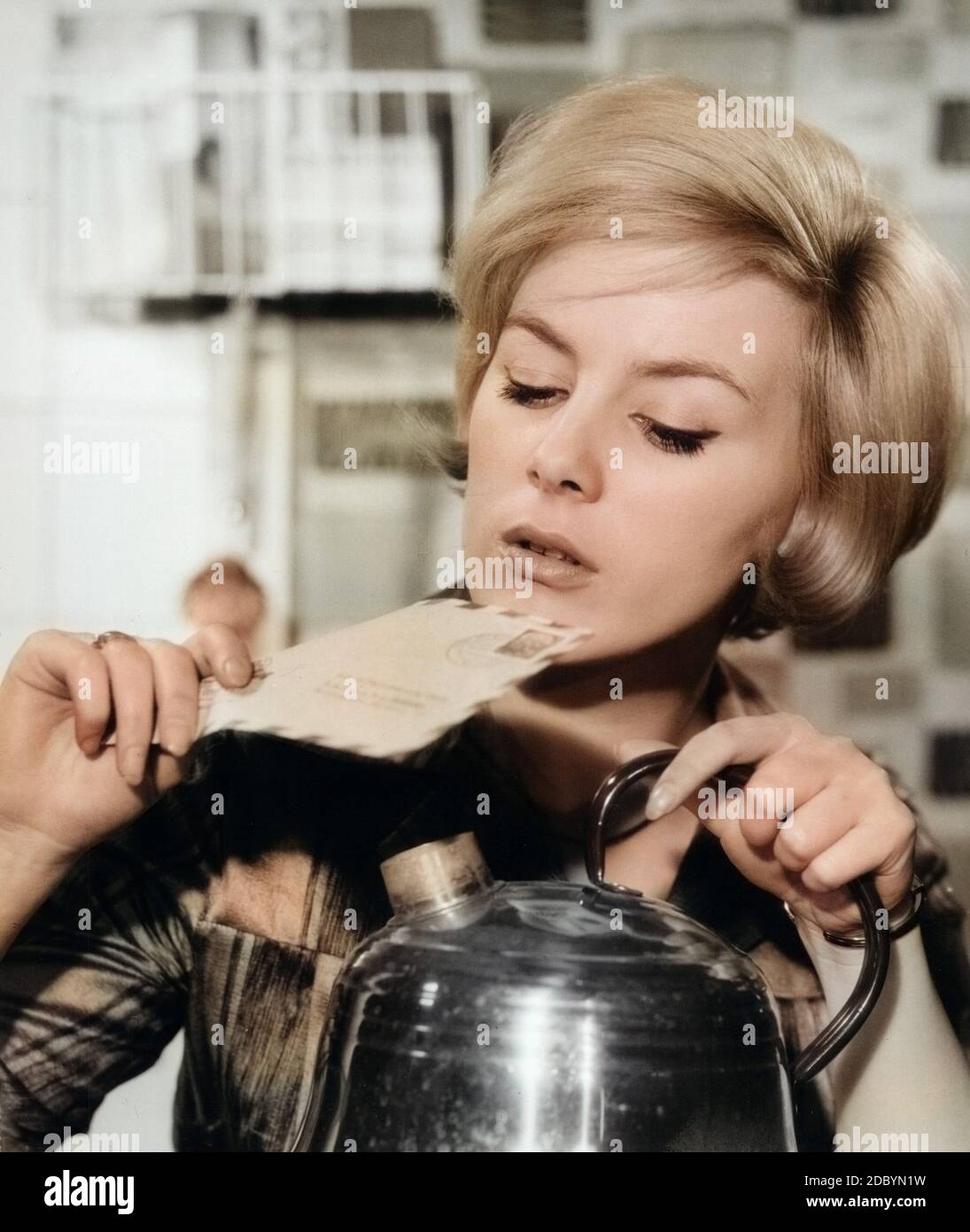 Heidelinde Weis, österreichische Schauspielerin, öffnet einen Brief ...