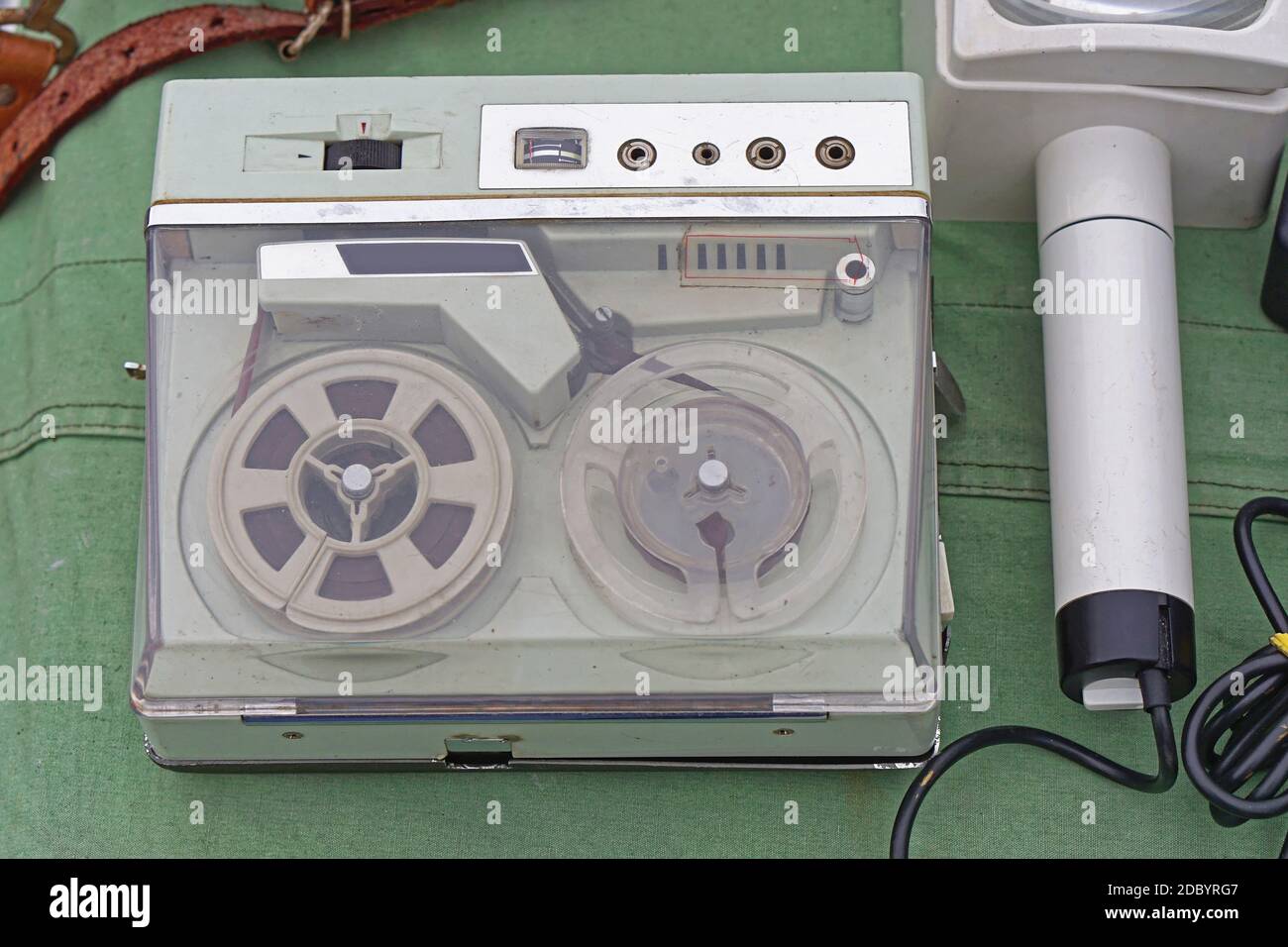 Old portable reel to reel audio tape recording Stock Photo - Alamy