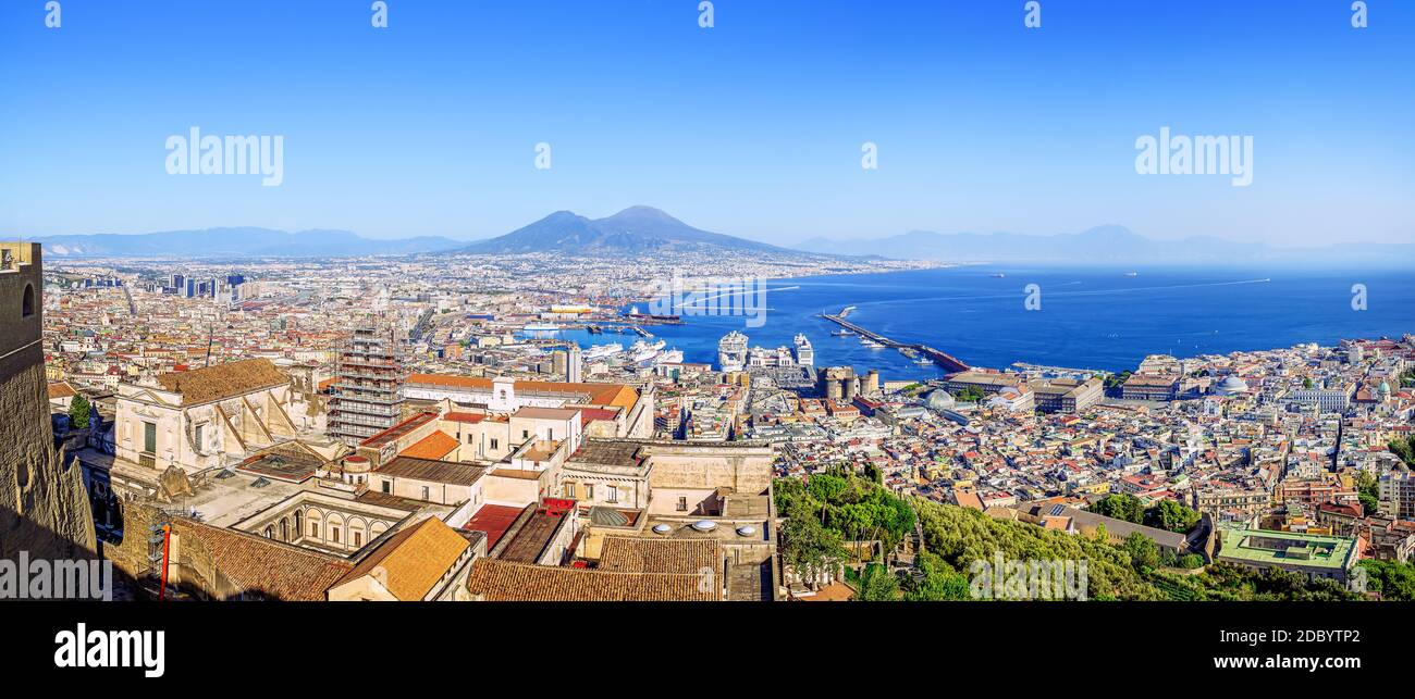 Gulf of naples and mount vesuvius hi-res stock photography and images ...