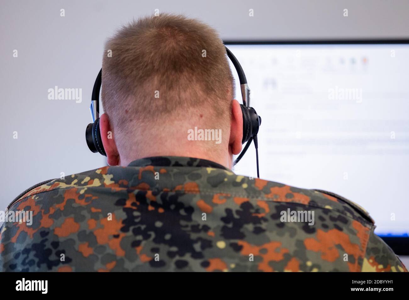Grevenbroich, Germany. 18th Nov, 2020. A Bundeswehr soldier makes a ...