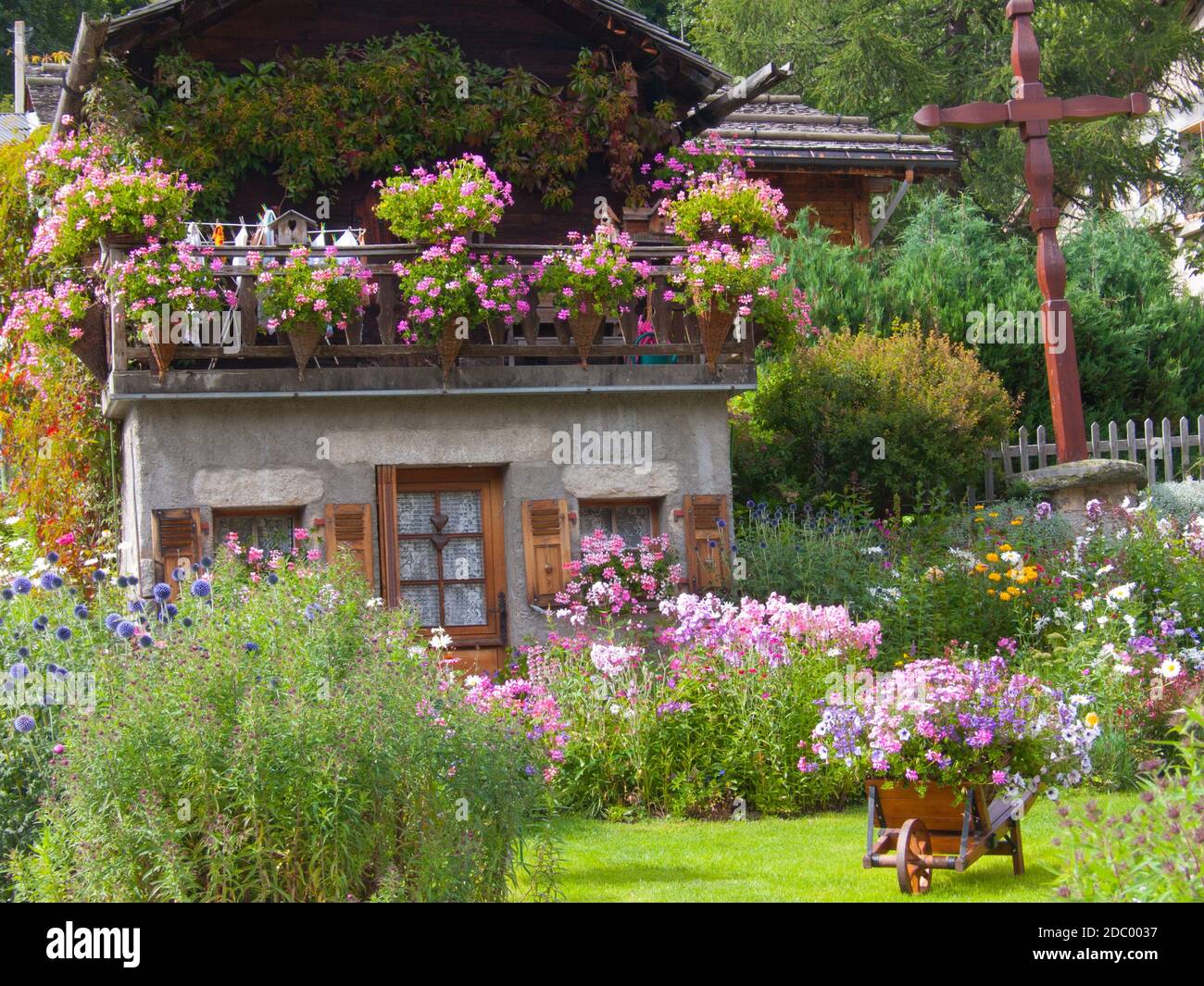 PETITE MAISON FLEURIE Stock Photo - Alamy