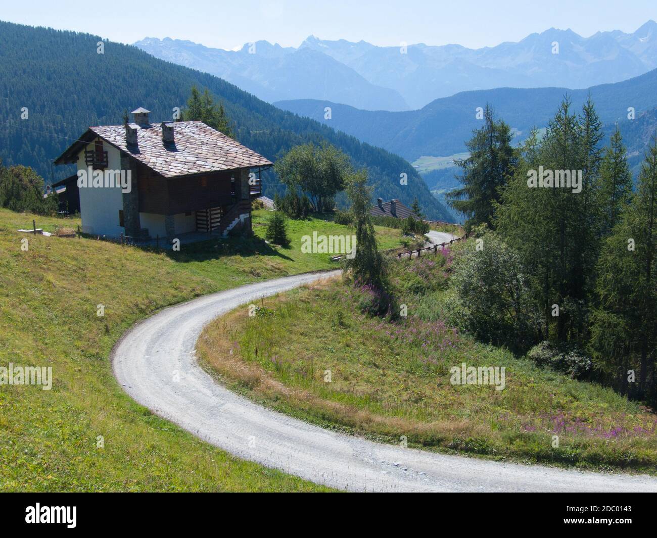 Swiss chalet style architecture hi-res stock photography and images - Alamy