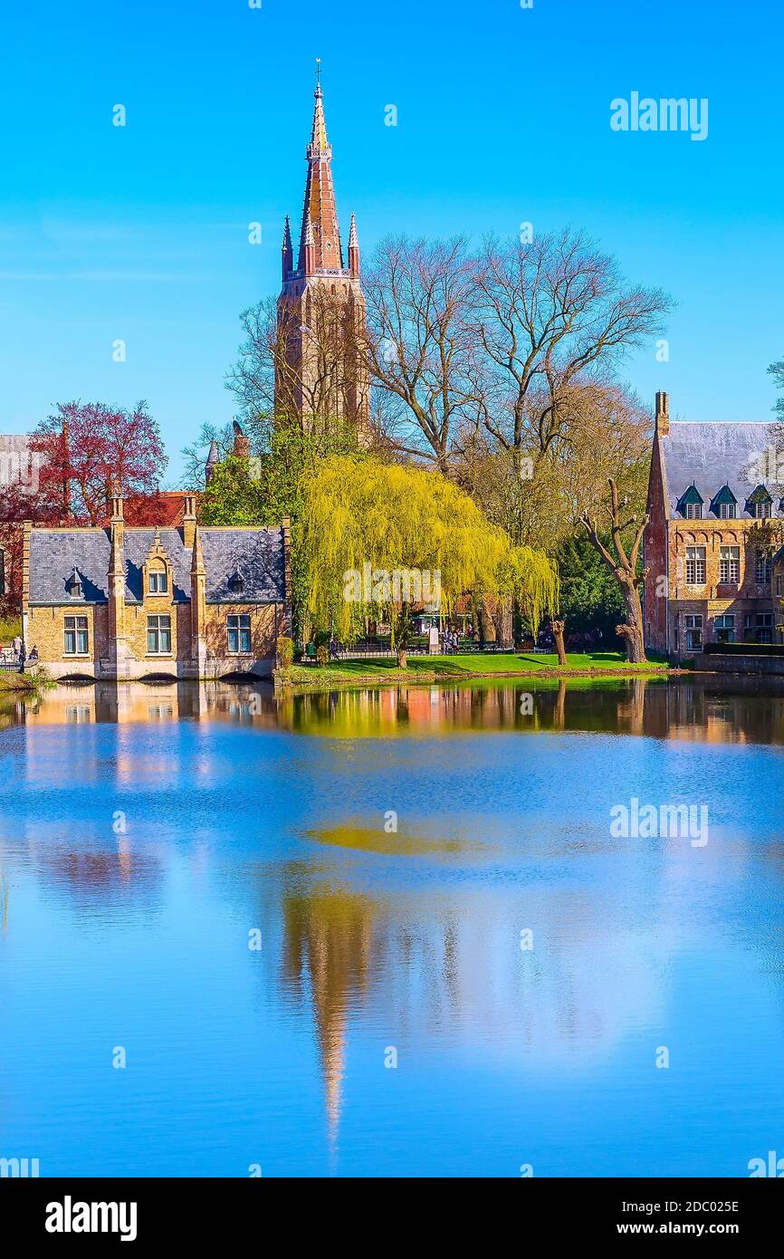 Minnewater lake panorama, reflection of gothic Flemish style house ...