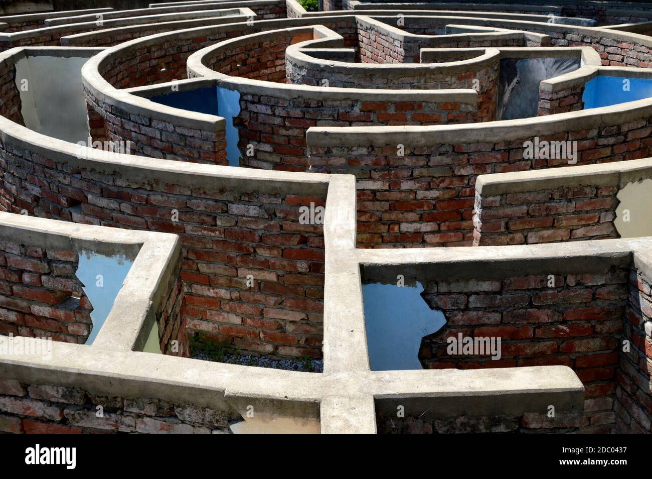 Labyrinth maze hi-res stock photography and images - Alamy