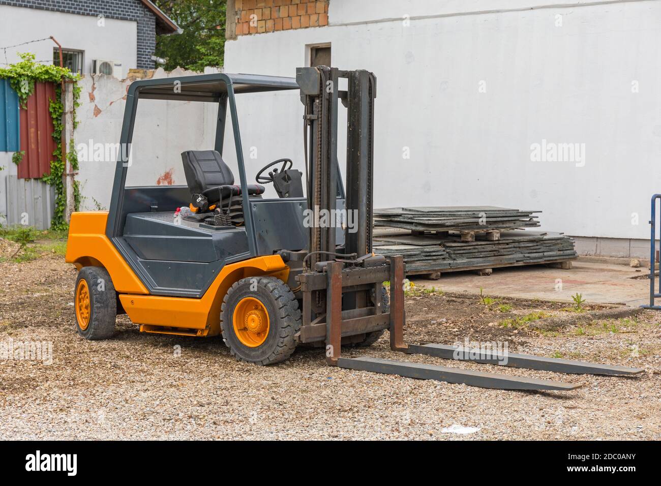 Orange forklift hi-res stock photography and images - Alamy