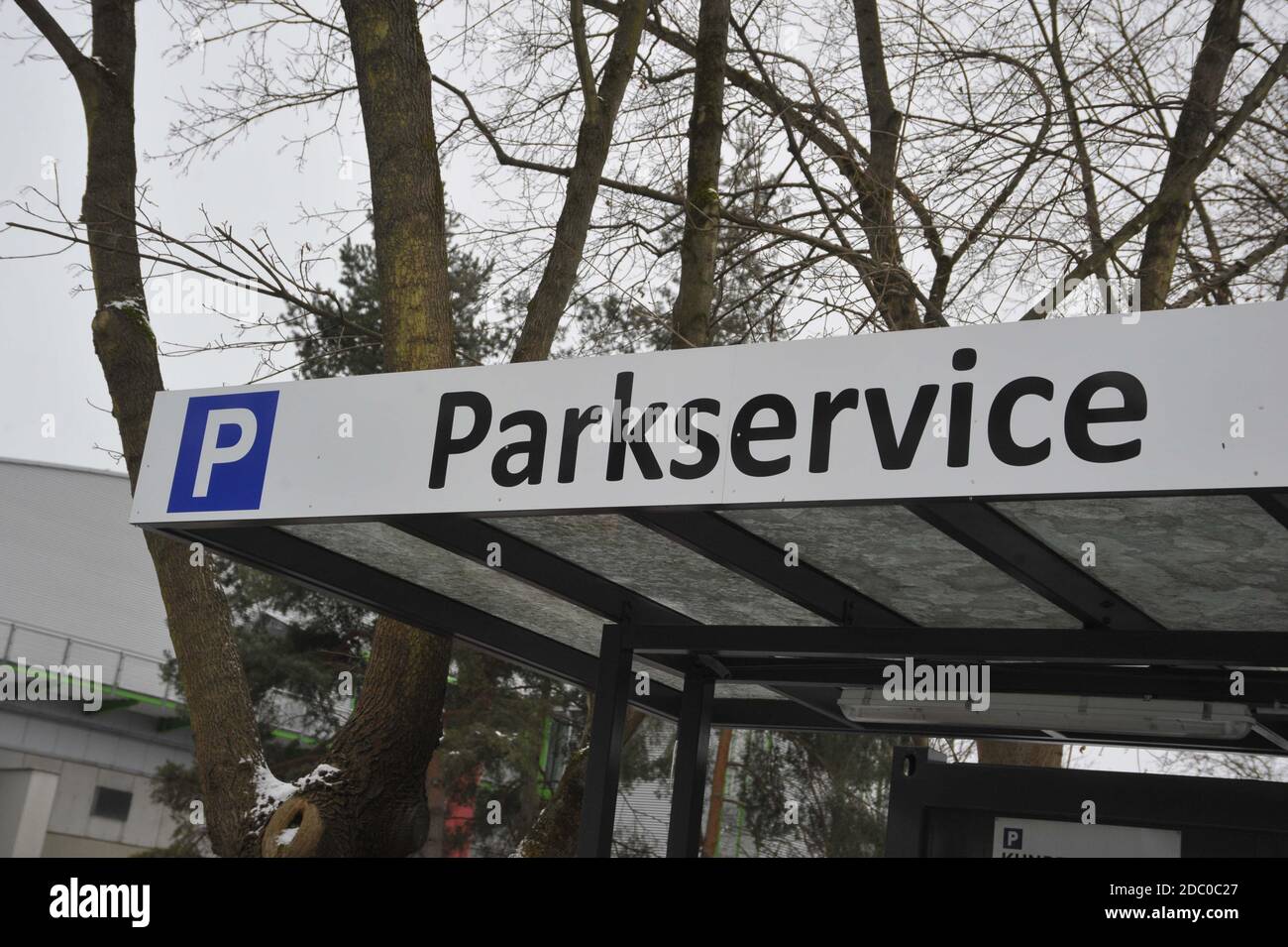 blue parking lot road sign with a white P letter Stock Photo - Alamy