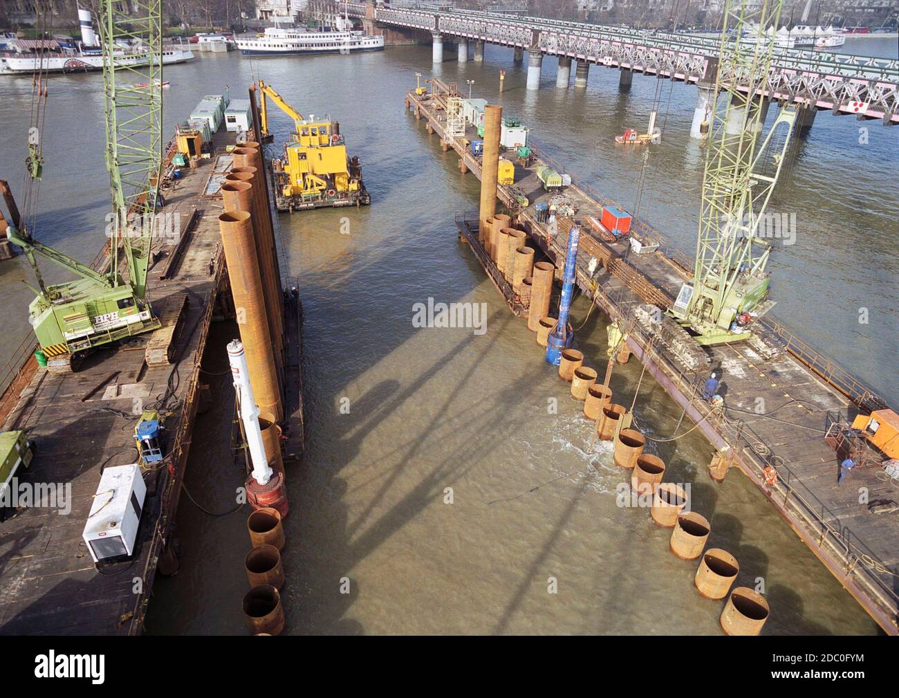 London construction 1990s hi-res stock photography and images - Alamy