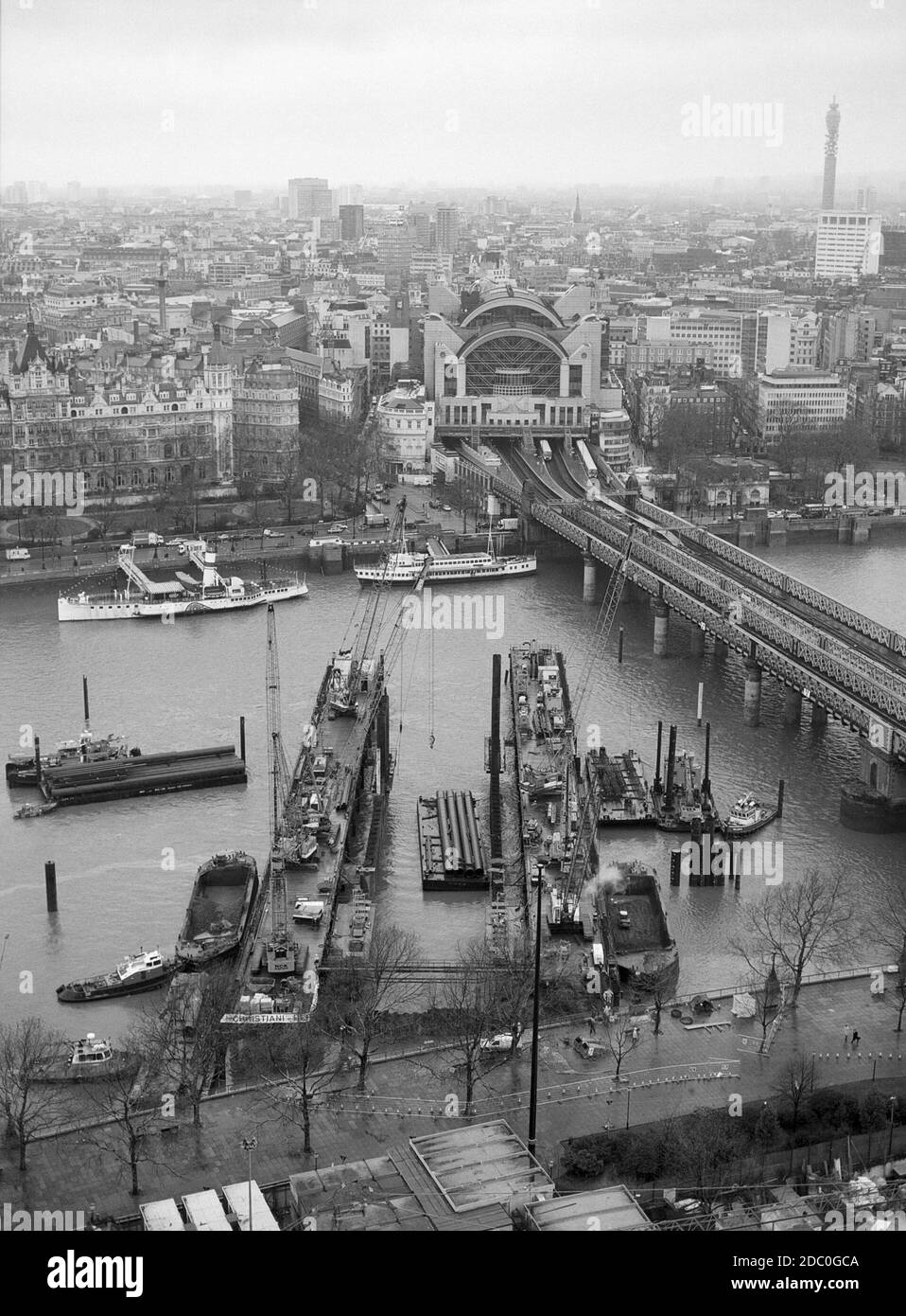 Construction works at hungerford bridge hi-res stock photography and ...