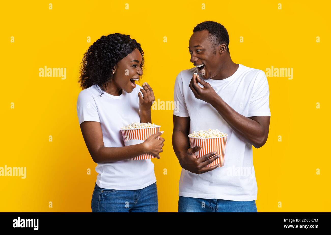 Black couple date show hi-res stock photography and images - Alamy