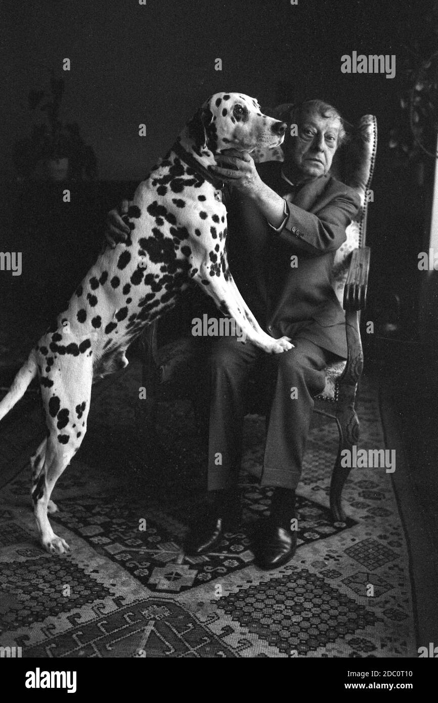 Eugen ROTH, Germany, writer, poet, poet, sits in an armchair, his dog ...