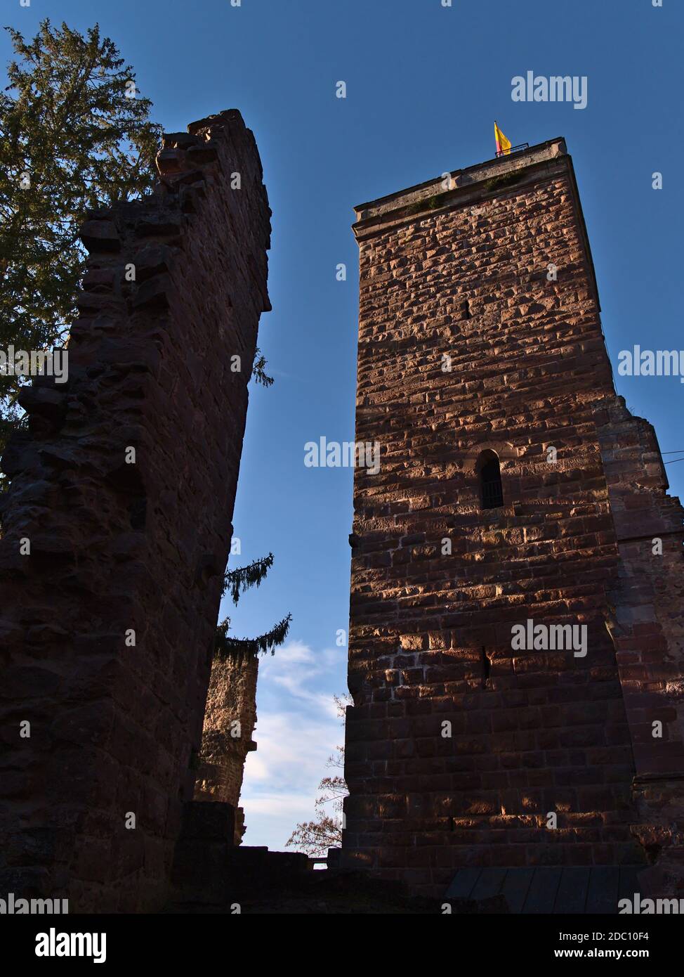 Old castle tower flag medieval hi-res stock photography and images - Alamy