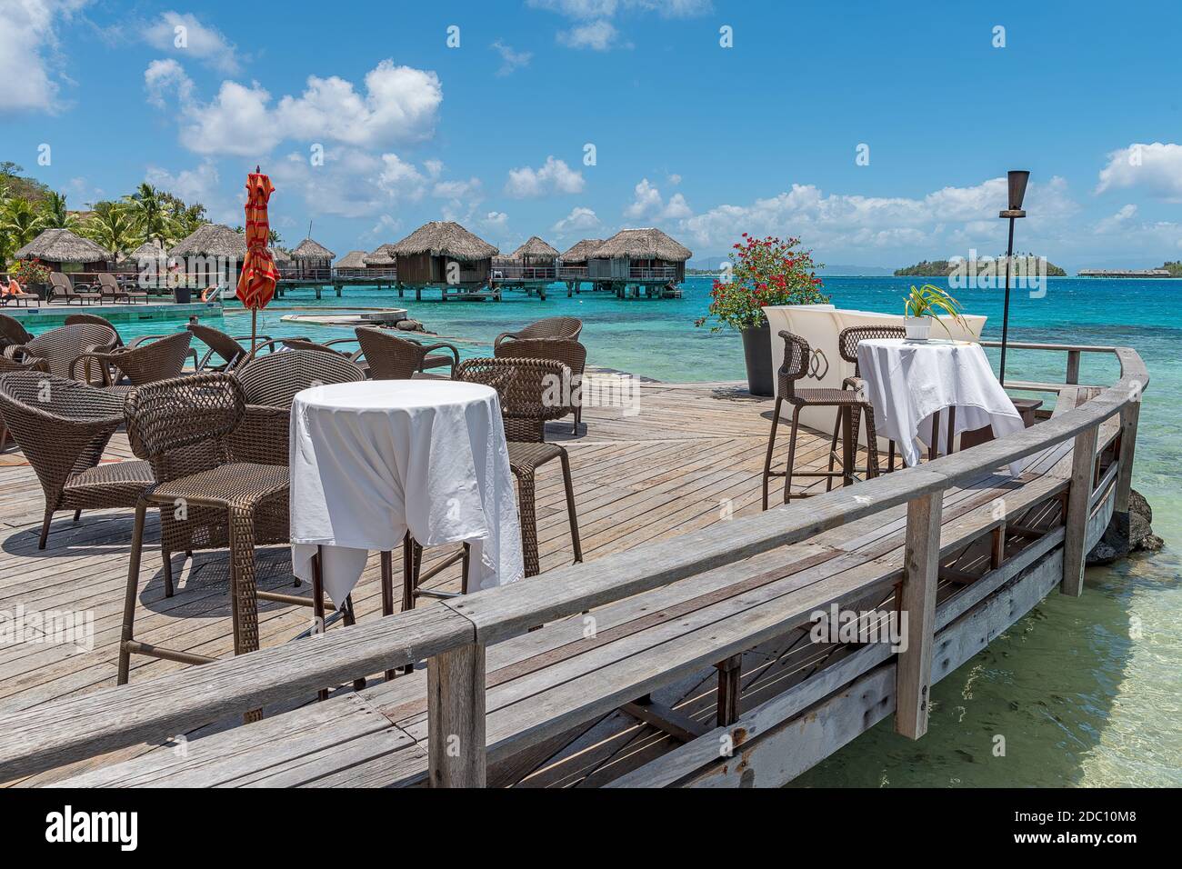 Sitzbereich und Überwasserbungalows, Sofitel Hotel, Marara Beach, Bora ...