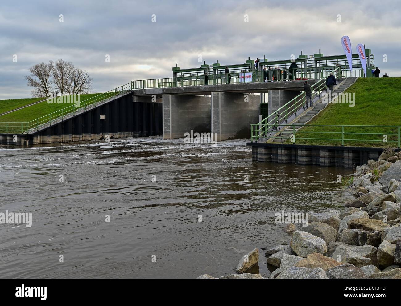 18 November 2020, Brandenburg, Stützkow: Water from the German-Polish ...