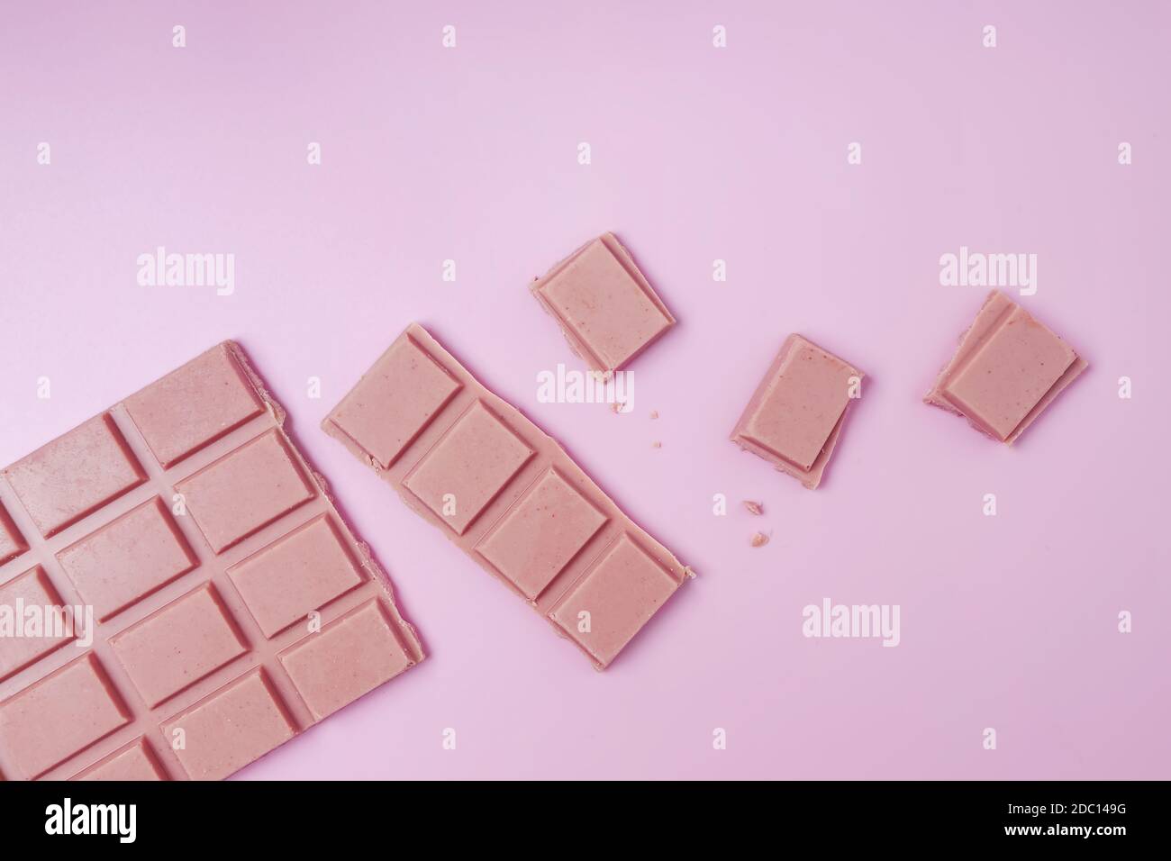 Bar and pieces of pink chocolate Stock Photo - Alamy