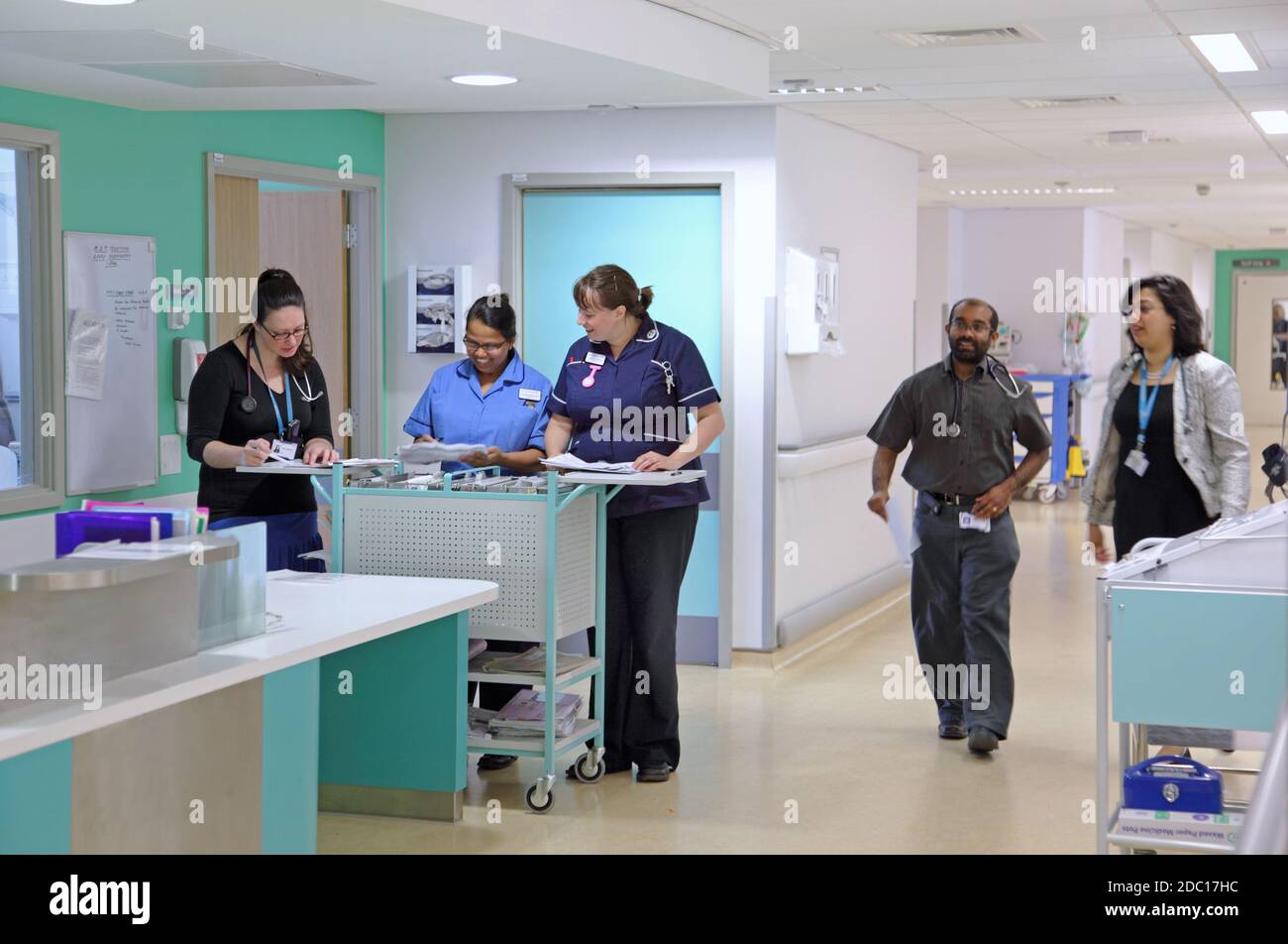 Busy nhs hospital ward hi-res stock photography and images - Alamy