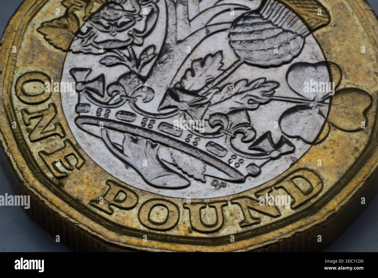 One Pound Coin Reverse Solution Stock Photo - Alamy