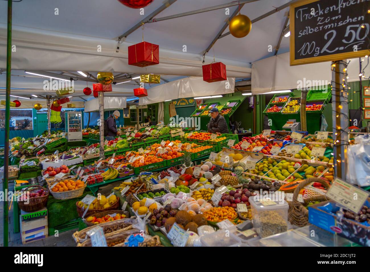 Fruit and vegetable stall on Viktualienmarkt at Christmas, Munich ...
