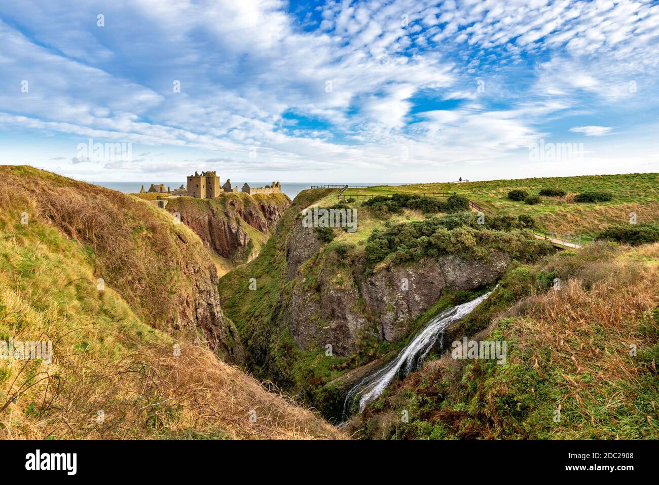 DUNNOTTAR CASTLE STONEHAVEN ABERDEENSHIRE SCOTLAND SUNLIGHT ON THE ...