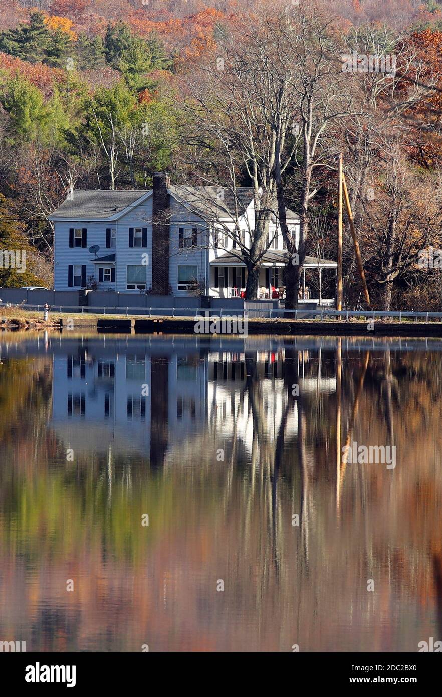 House on the river bank hi-res stock photography and images - Alamy