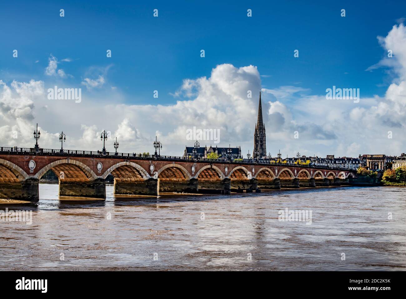 Pont de Pierre - Stone Bridge - in Bordeaux, France Stock Photo - Alamy
