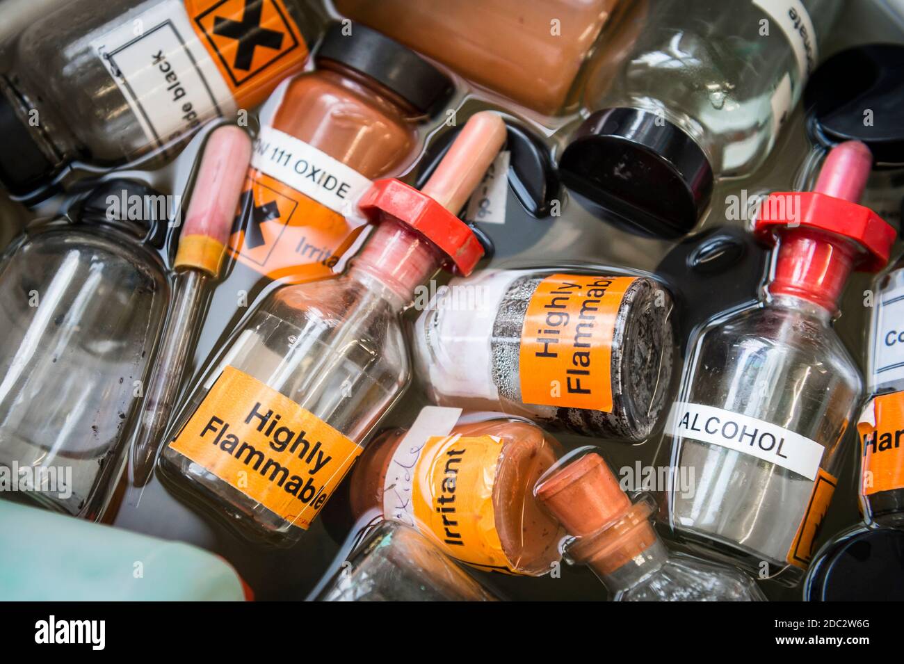 Empty science lab classroom hi-res stock photography and images - Alamy