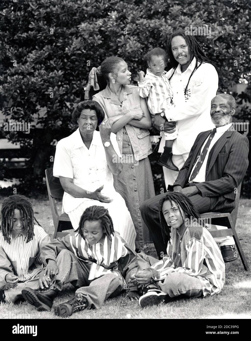 Extended family UK 1995 Stock Photo - Alamy