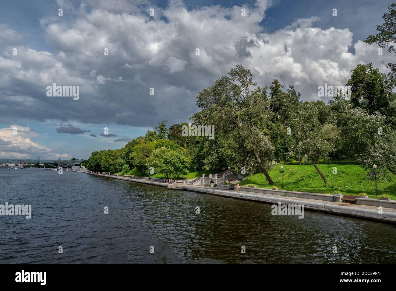 Green embankment hi-res stock photography and images - Alamy