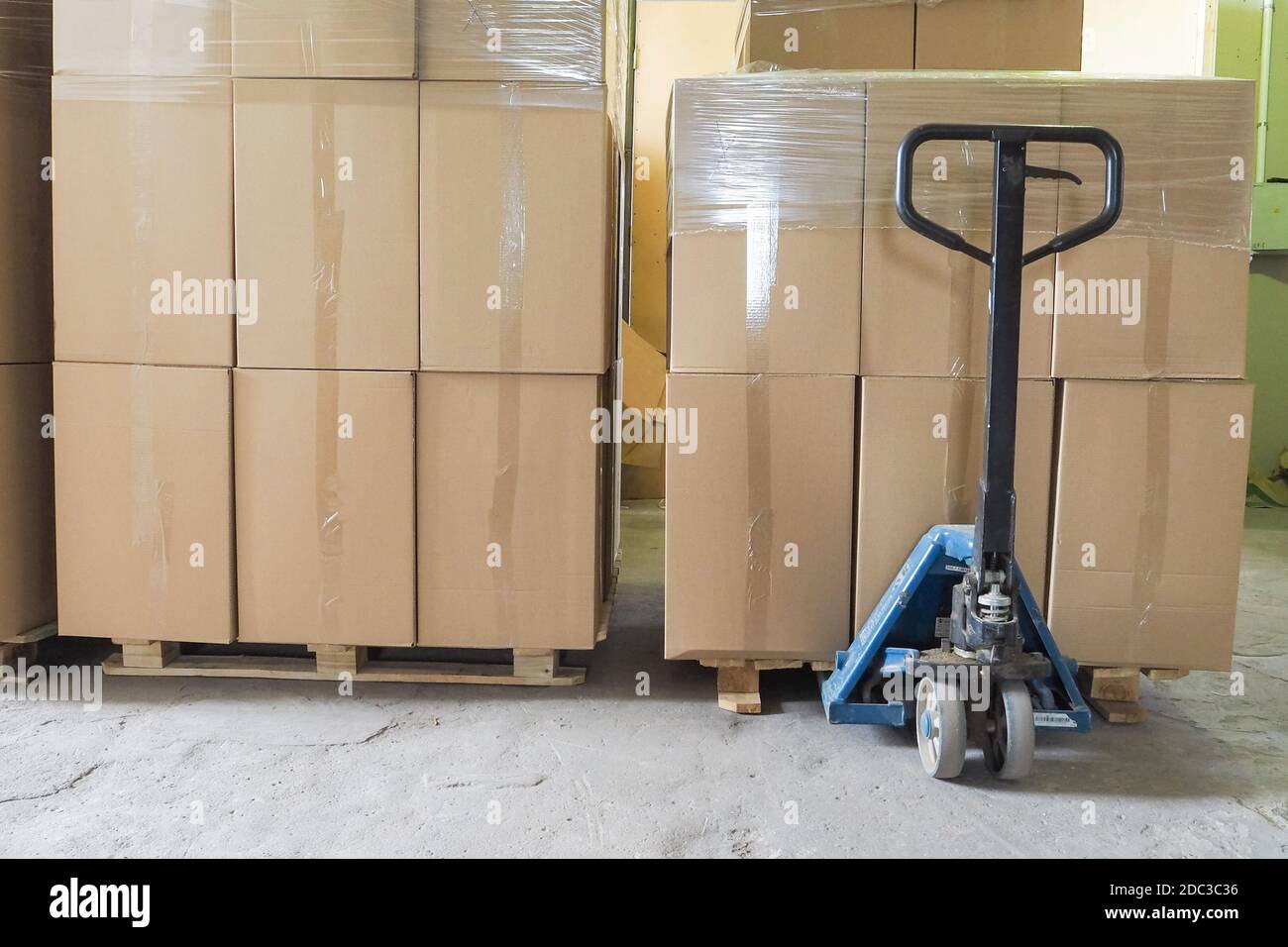 Boxes on pallet hi-res stock photography and images - Alamy