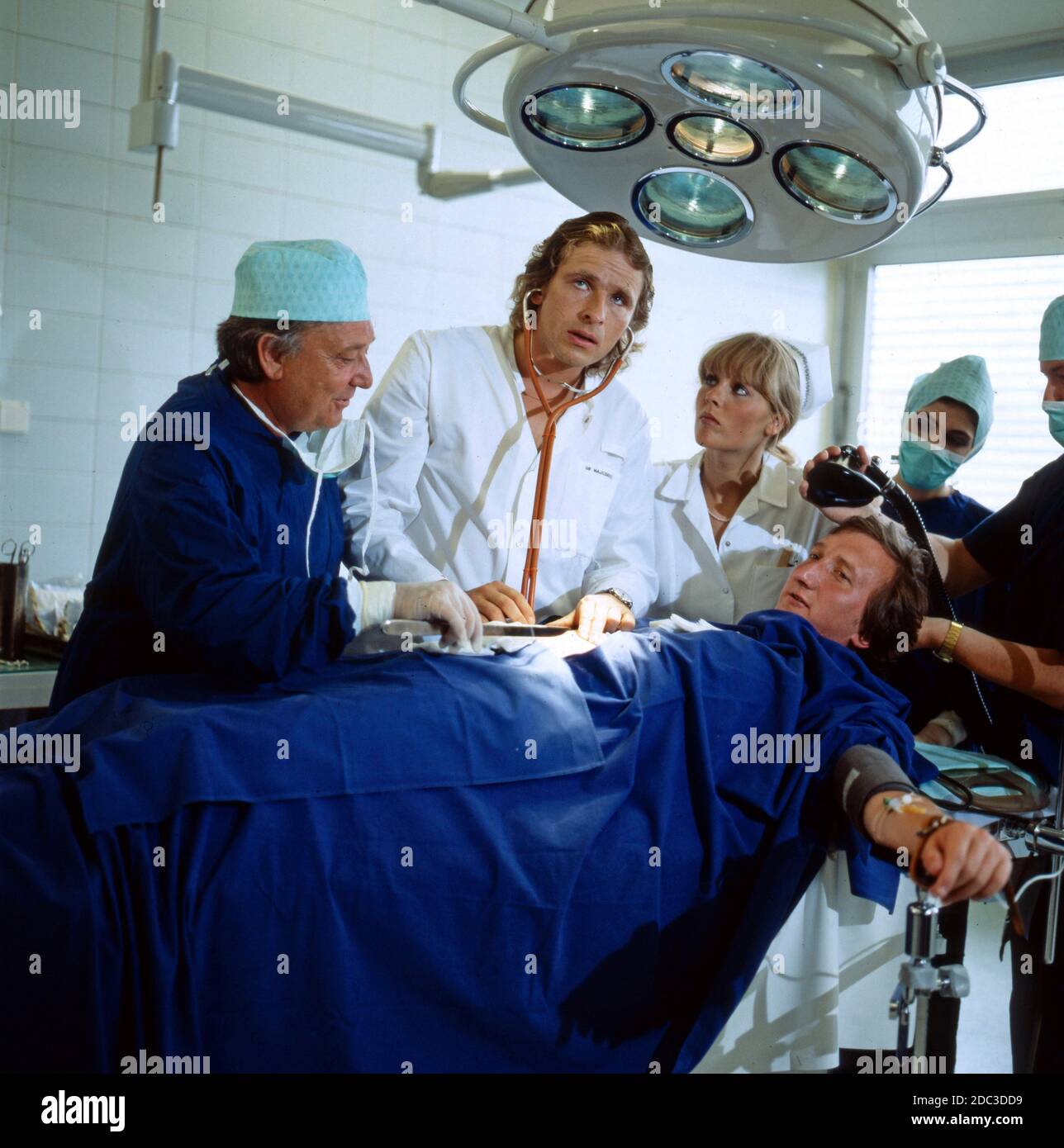 ZWEI NASEN TANKEN SUPER, Deutschland, 1984, Szene im OP, Thomas ... ZWEI NASEN TANKEN SUPER, Deutschland, 1984, Szene im OP, Thomas ...