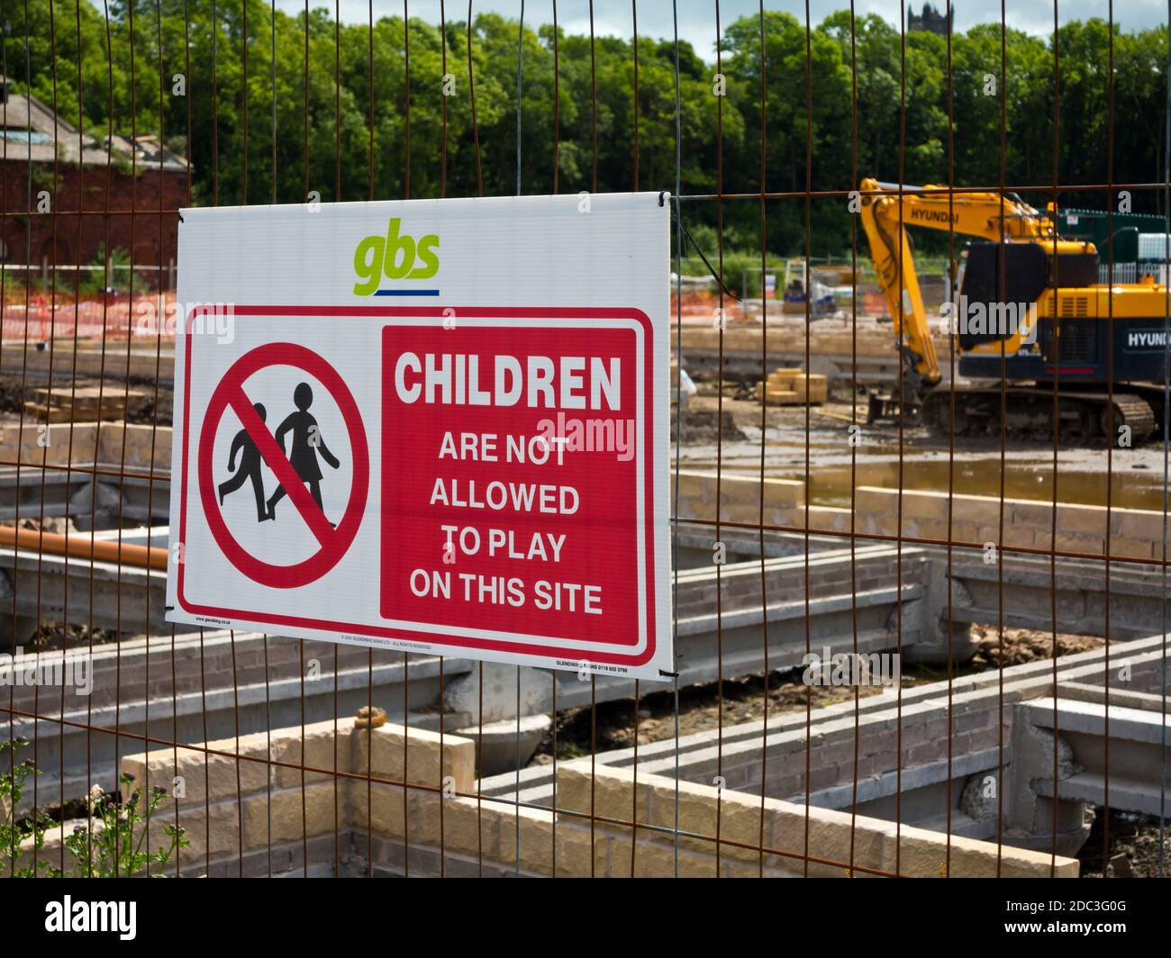 Safety fence health and safety sign hi-res stock photography and images ...