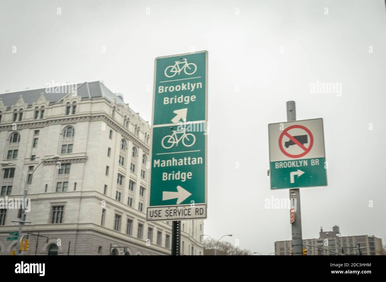 New York City Green Street Signs. Brooklyn and Manhattan Bridge Arrow ...