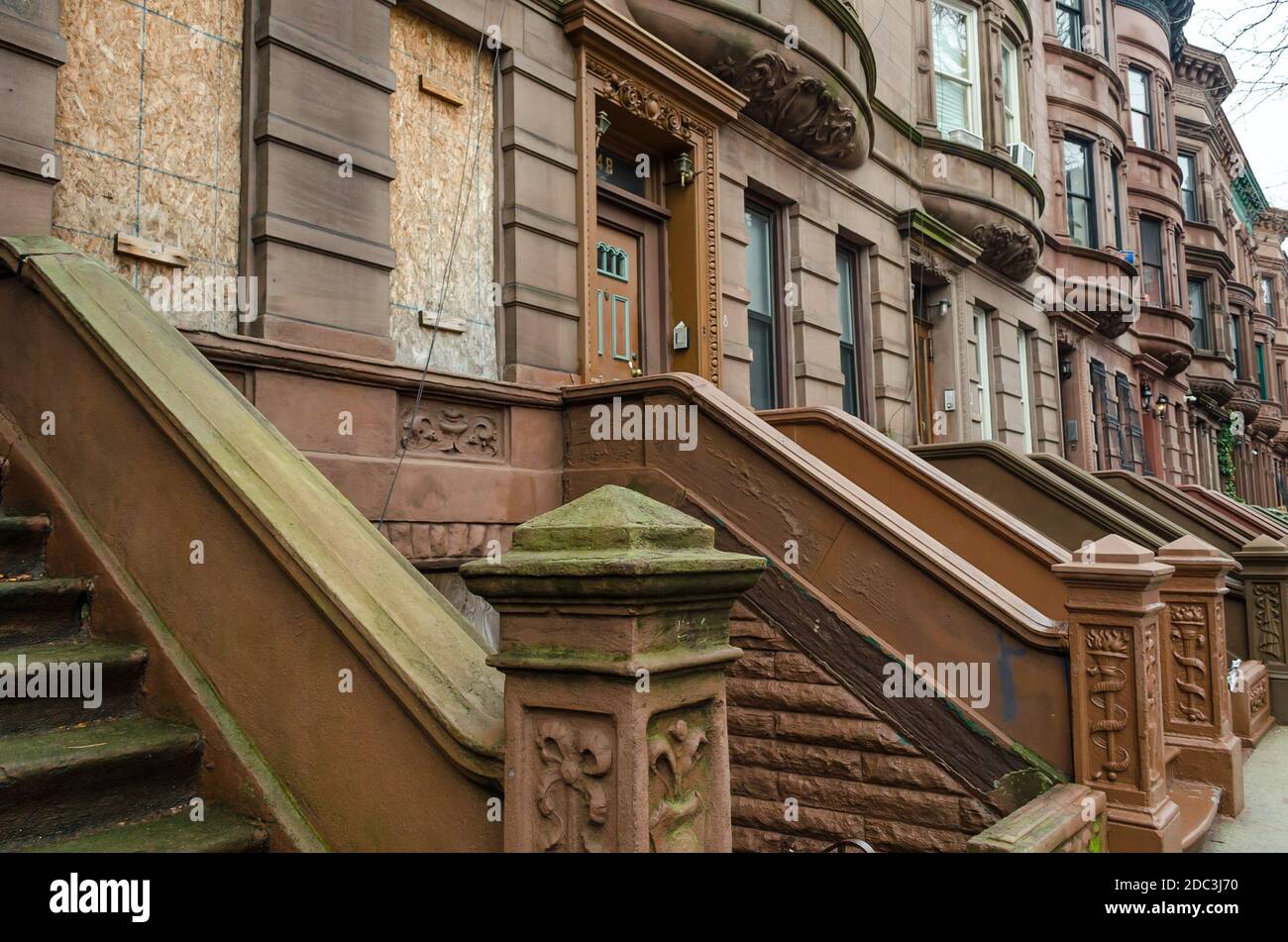 Brownstone homes in harlem hi-res stock photography and images - Alamy
