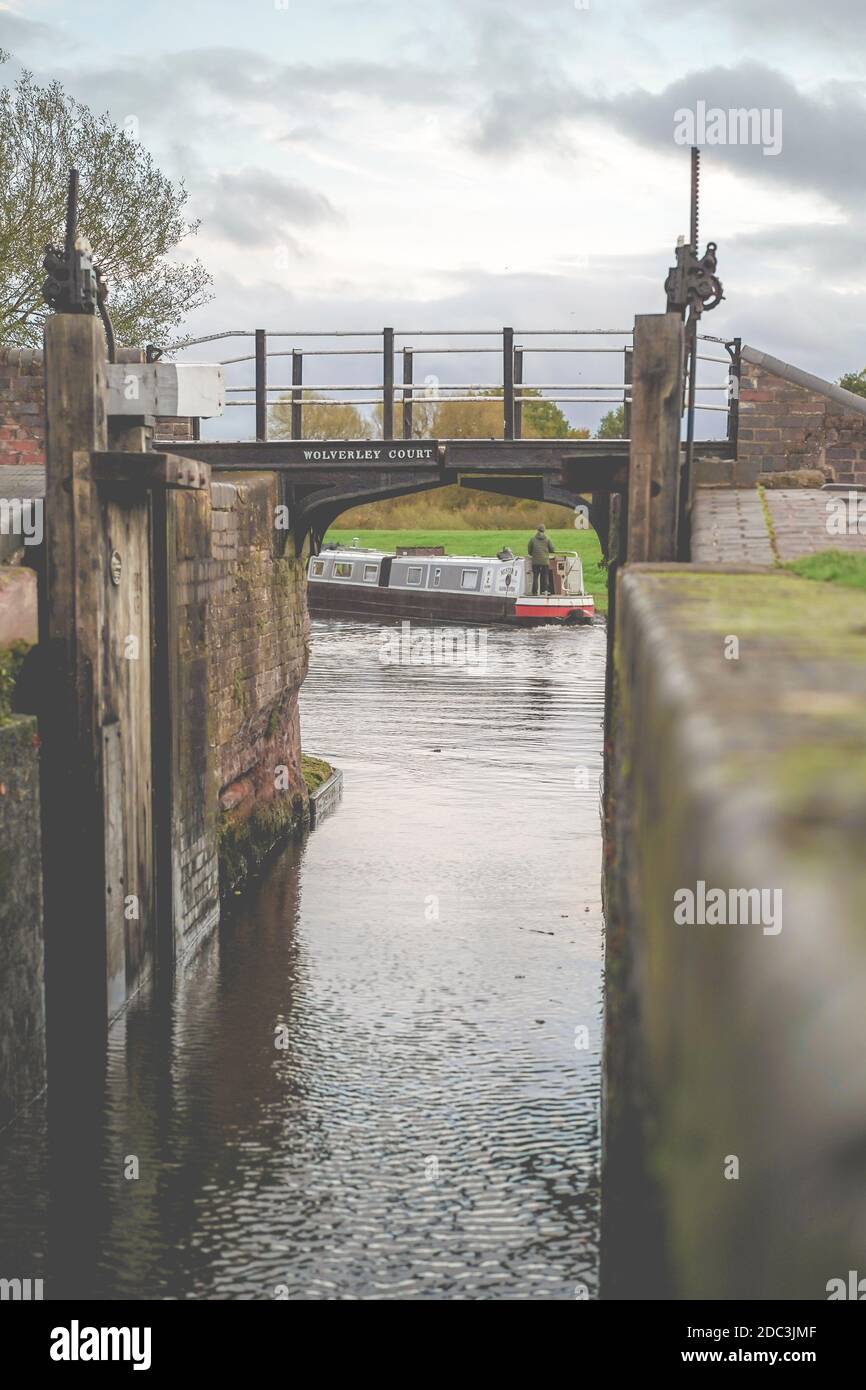 Narrowboat canal lock uk hi-res stock photography and images - Alamy