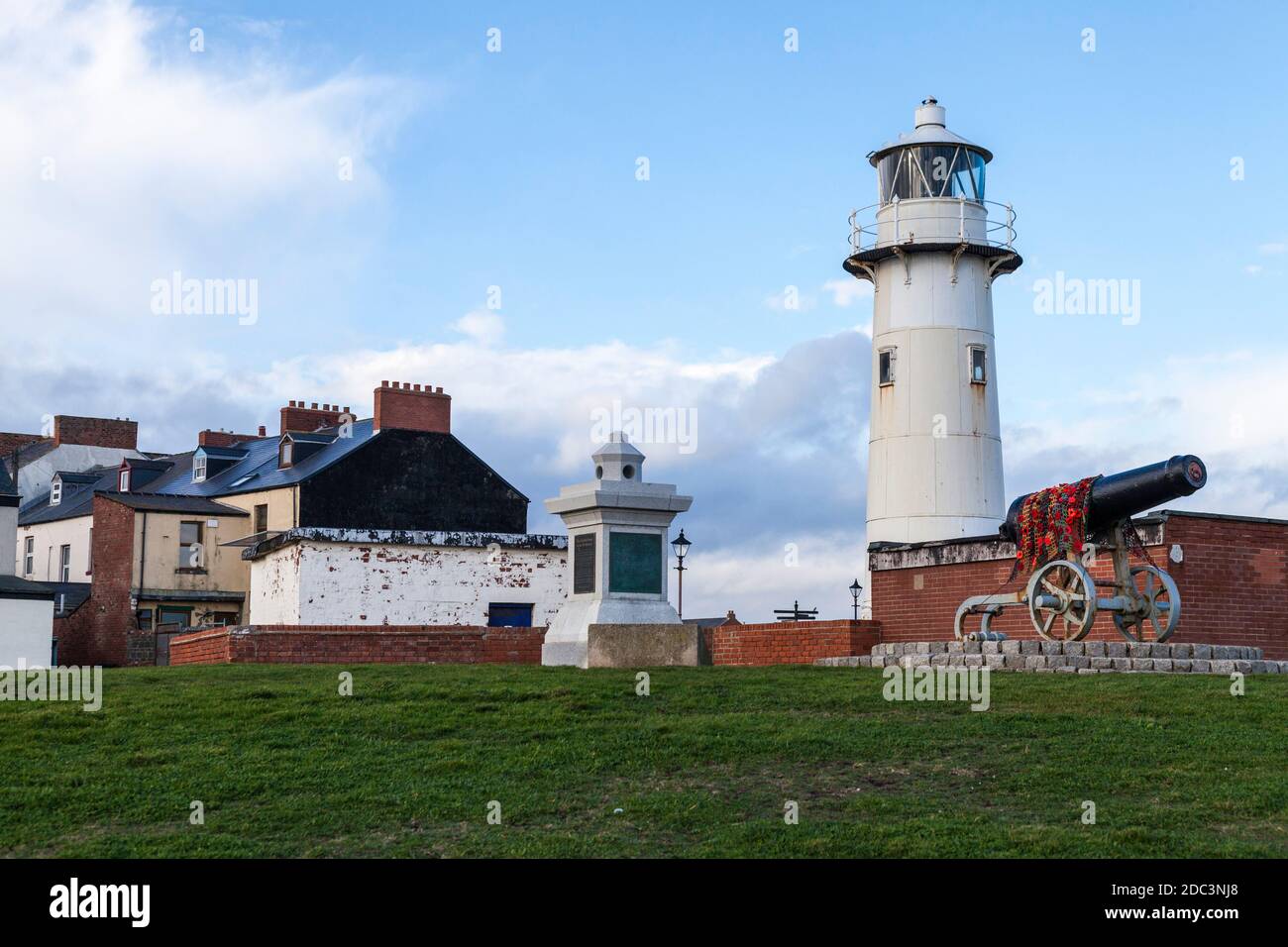 Poppies draped across the Sebastopol canon at Hartlepool Headland to ...