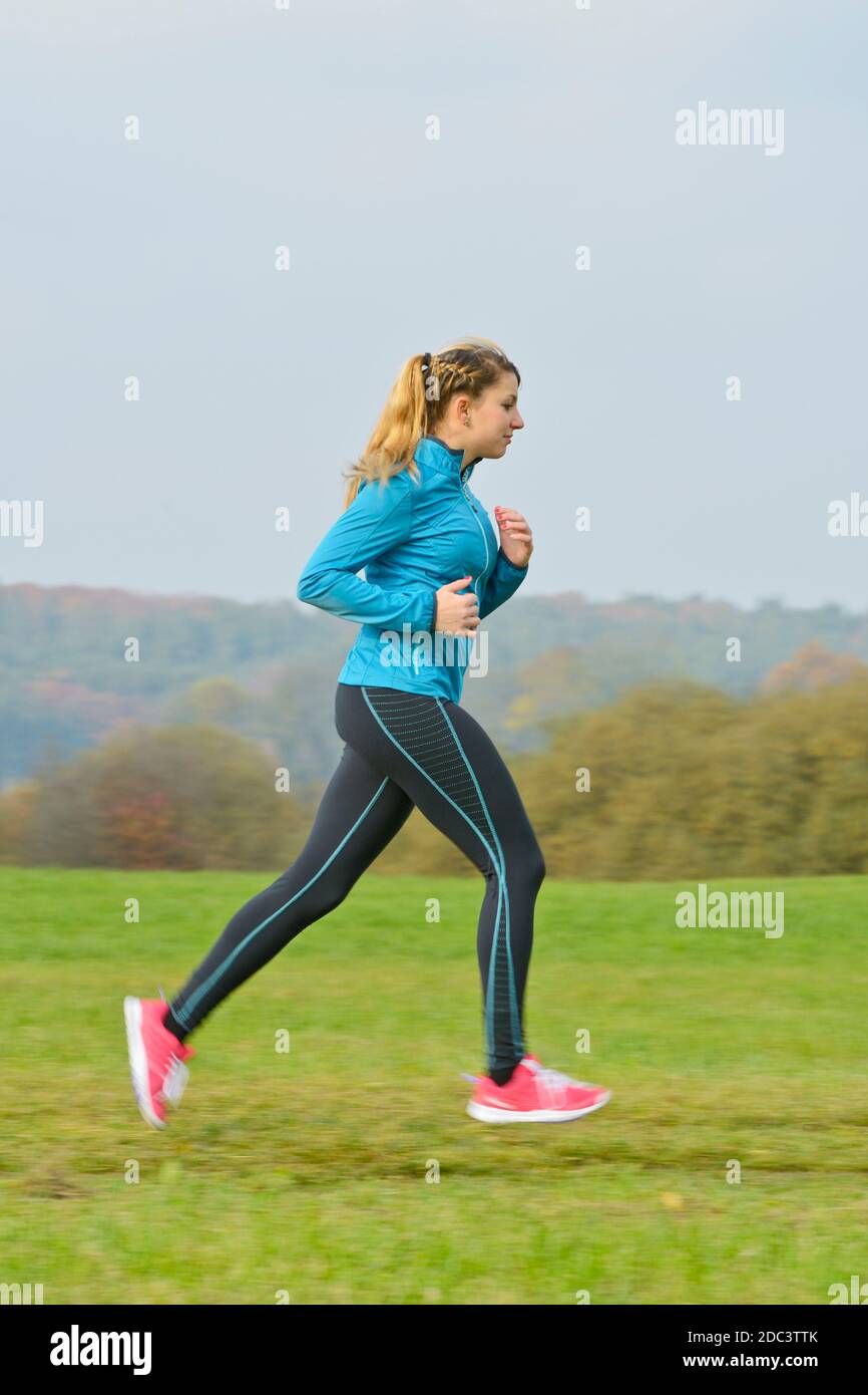 Person jogging side view hi-res stock photography and images - Alamy